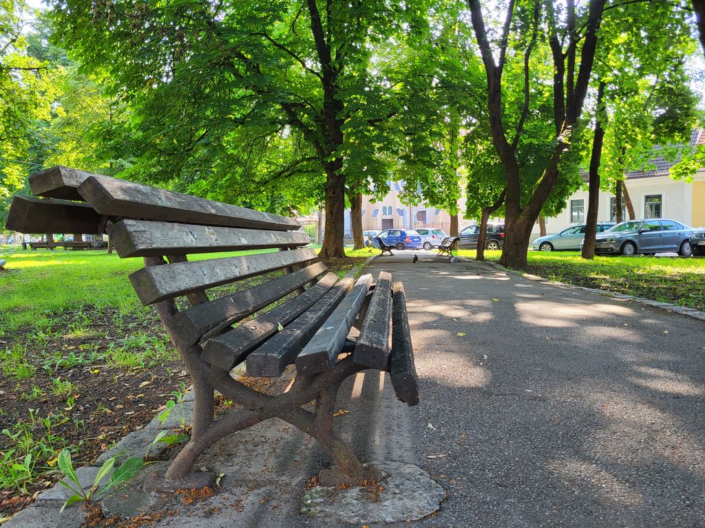 Spațiile dintre anumite blocuri, uitate de toată lumea, vor primi o ...