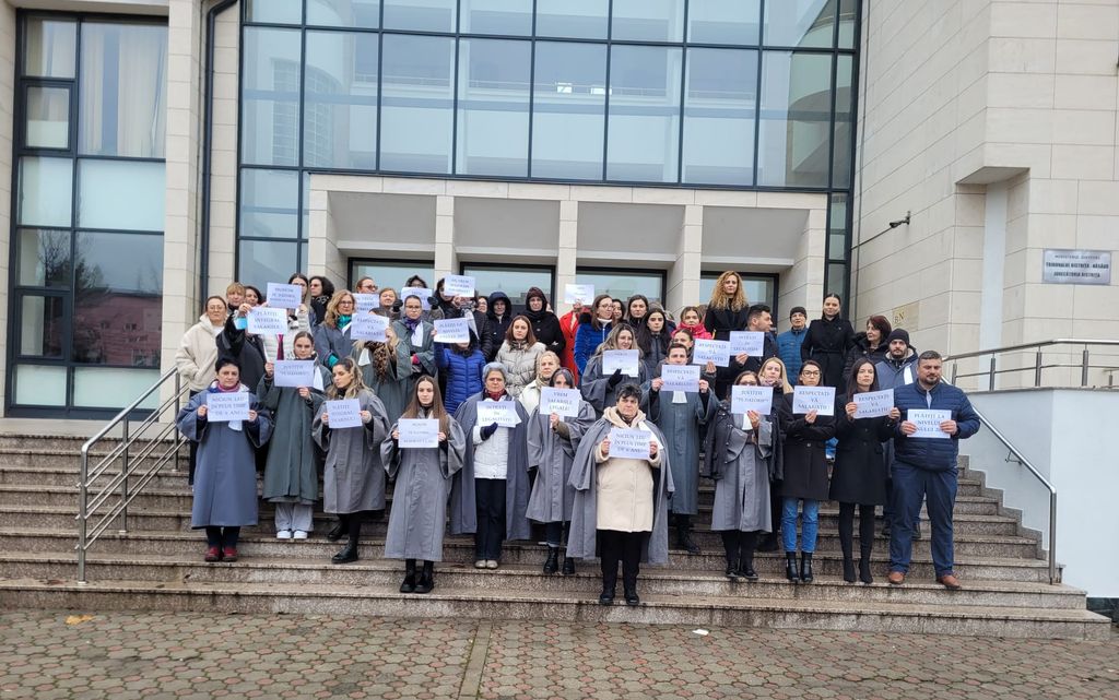 Proteste pe termen nelimitat ale grefierilor. Care sunt revendicările ...