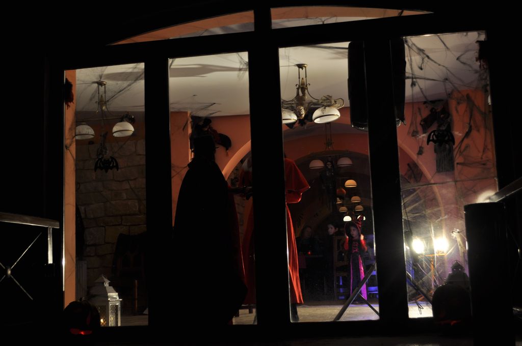 Petrecere în ținute inspirate din perioada interbelică, de Revelion, la ...