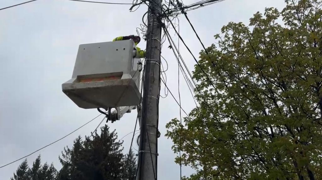 Continuă operațiunea de eliminare a cablurilor aeriene și a vechilor ...