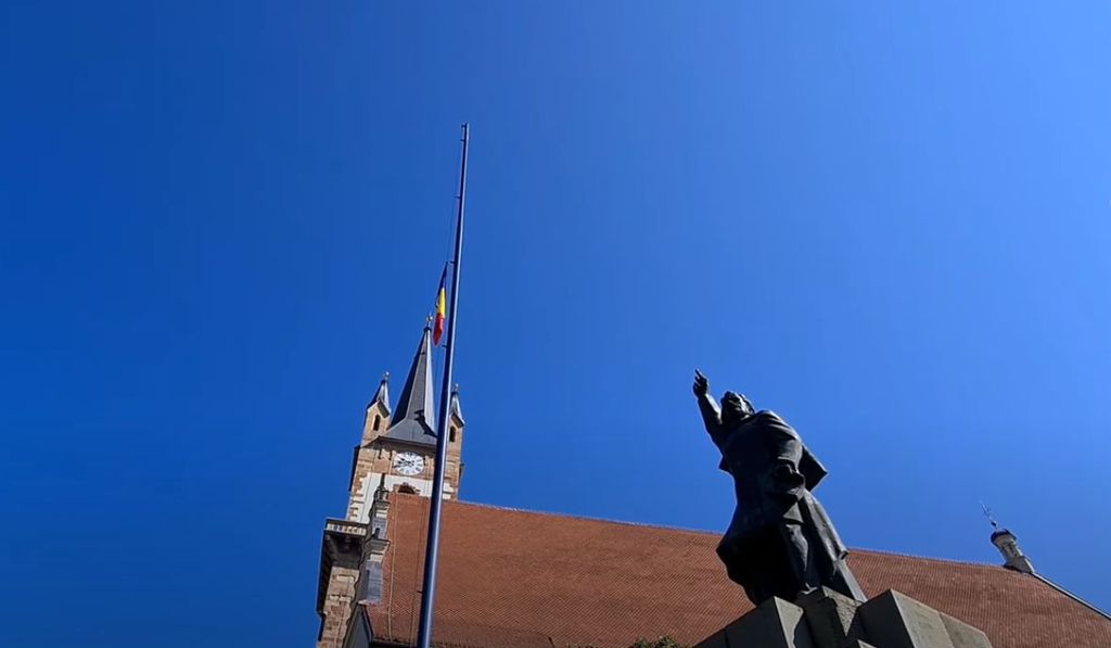 Ceremonie de înălțare a tricolorului pe catarg, de Ziua Drapelului, la ...