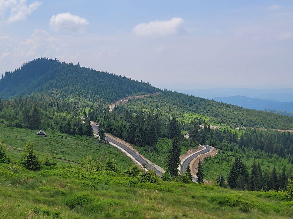 Cel mai frumos drum din Bistrița-Năsăud mai are puțin până la ...