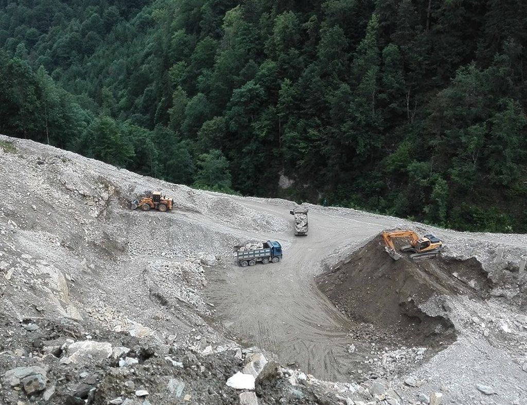 Extragerea marmurei de pe Valea Anieșului, oprită în sfârșit, după ani ...