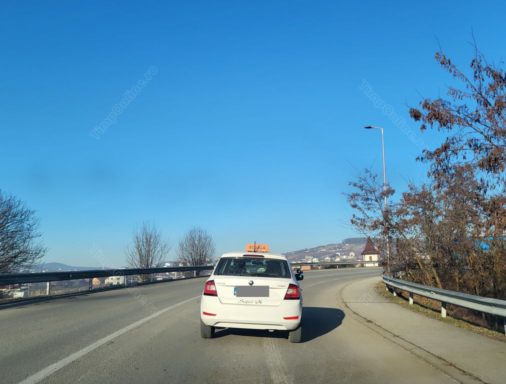 De ce s-au înmulțit mașinile școlilor de șoferi care circulă pe ...