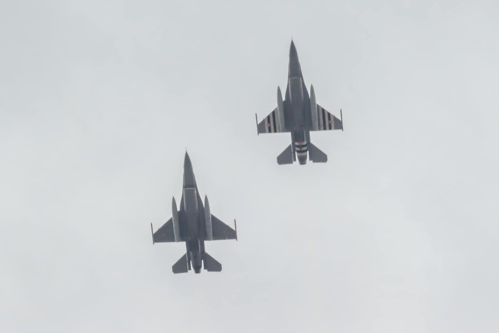Zboruri la înălțimi mici cu avioane de luptă ale Forțelor Române ...