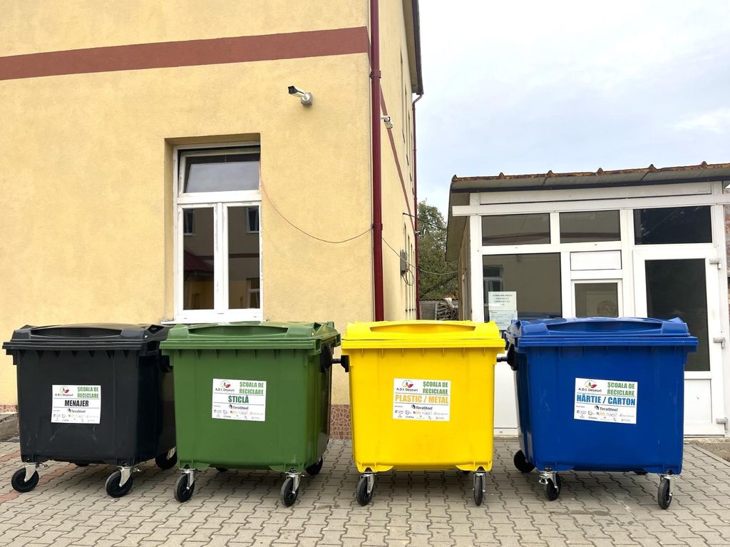 ”Școala de Reciclare”: 11 unități de învățământ au primit pubele și ...