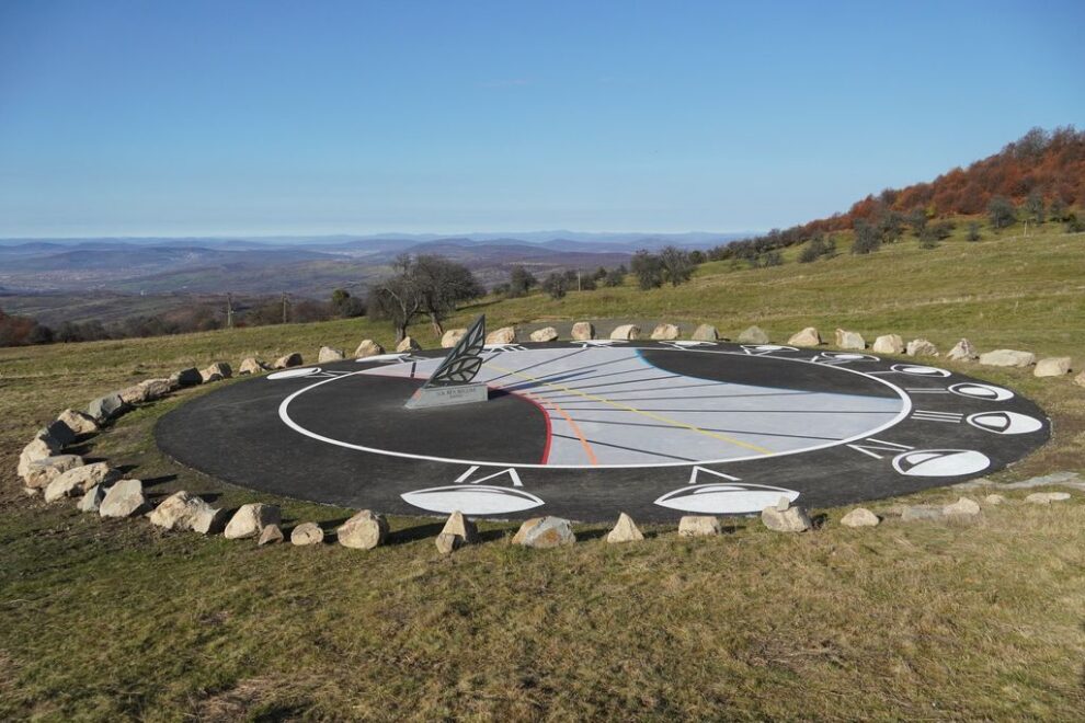 Ceasul solar de la Dealu Negru, cel mai nou obiectiv turistic ...