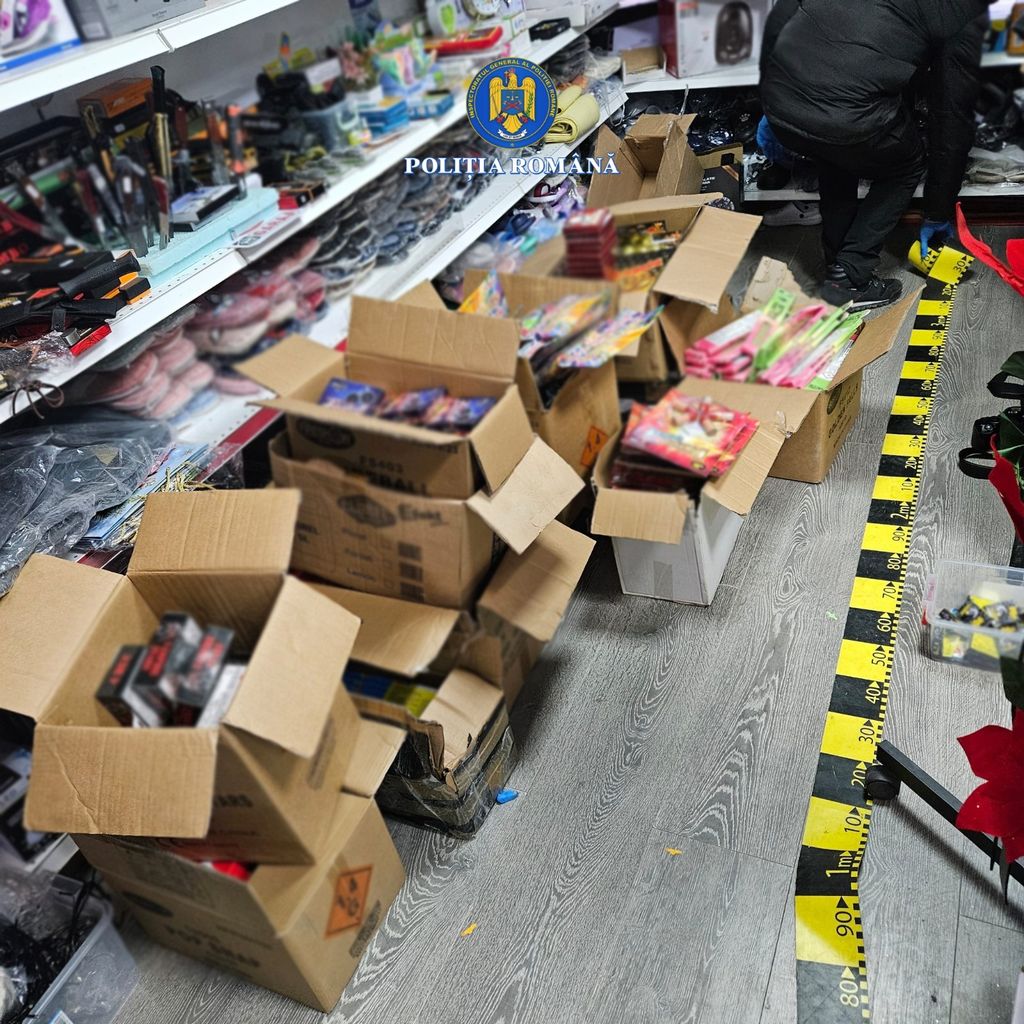 Articole pirotehnice comandate online, confiscate de polițiști ...